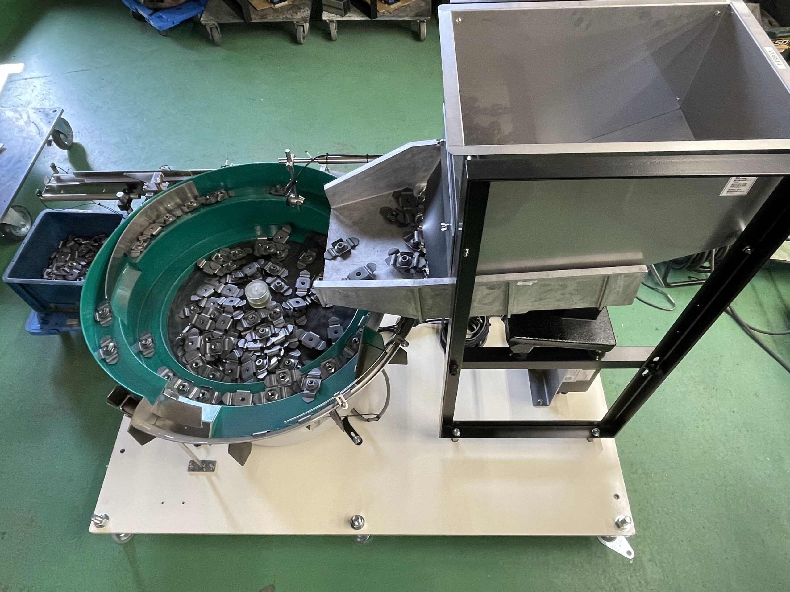 ブラケットSUB ASSY供給パーツフィーダー | 金属部品 | パーツフィーダー製造・修理～株式会社 前畑精機