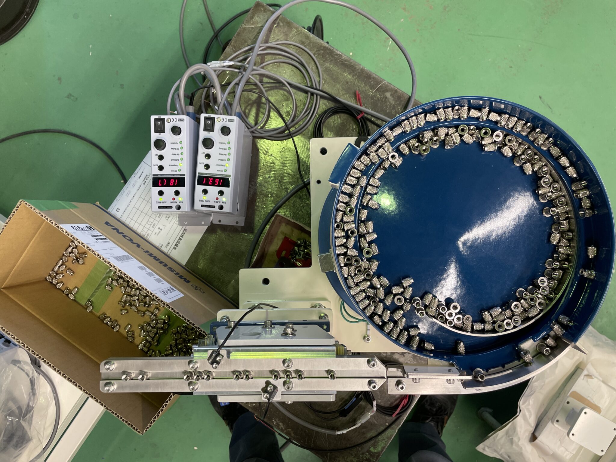 インサートナット供給パーツフィーダー | 金属部品 | パーツフィーダー製造・修理～株式会社 前畑精機