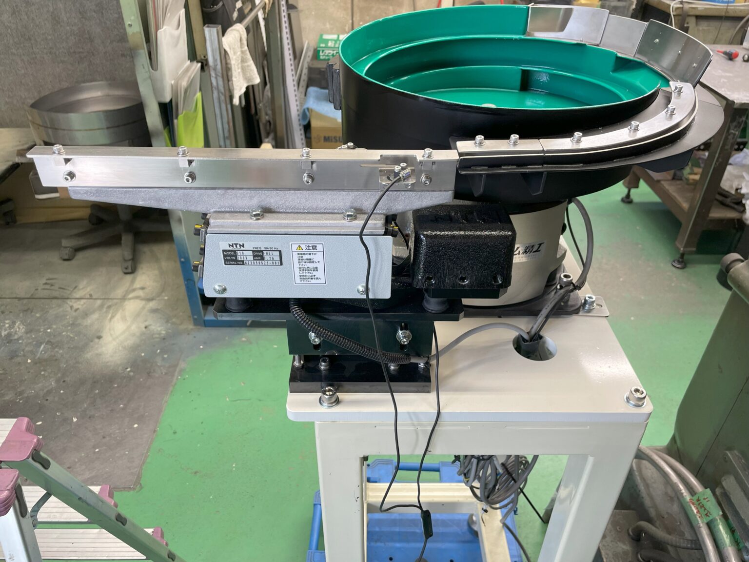 つば付カラー供給パーツフィーダー | 金属部品 | パーツフィーダー製造・修理～株式会社 前畑精機